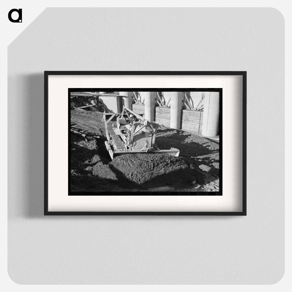 Russell Lee(ラッセル リー)のBulldozer at Shasta Dam - ラッセル リー Poster ...
